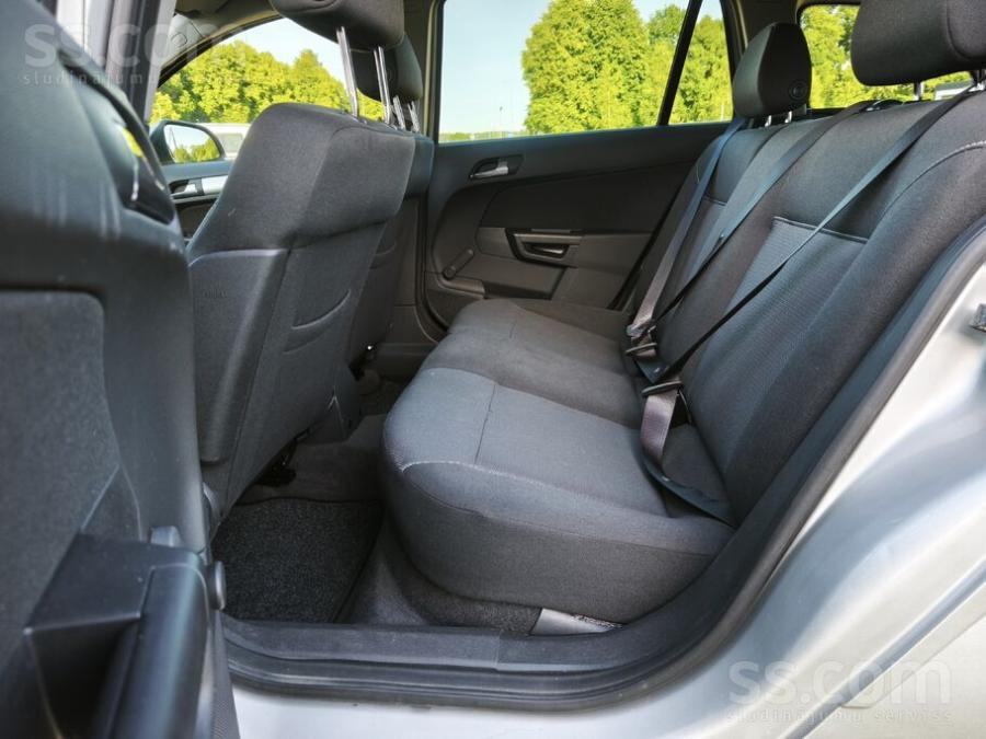 Grey Opel Astra 2010 in Kuldiga, with an engine capacity of 1.70 L and mileage of 263 thousand km for 3490 €, photo 14 on AUTOMOTO.COM.LV