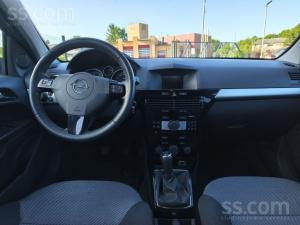 Grey Opel Astra 2010 in Kuldiga, with an engine capacity of 1.70 L and mileage of 263 thousand km for 3490 €, photo 15 on AUTOMOTO.COM.LV
