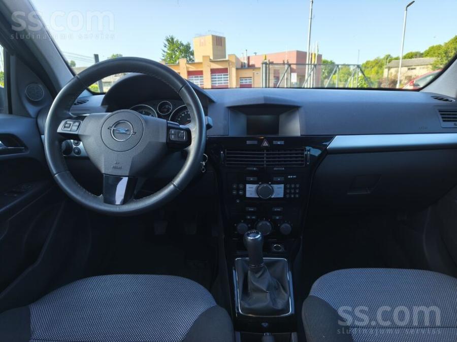Grey Opel Astra 2010 in Kuldiga, with an engine capacity of 1.70 L and mileage of 263 thousand km for 3490 €, photo 15 on AUTOMOTO.COM.LV