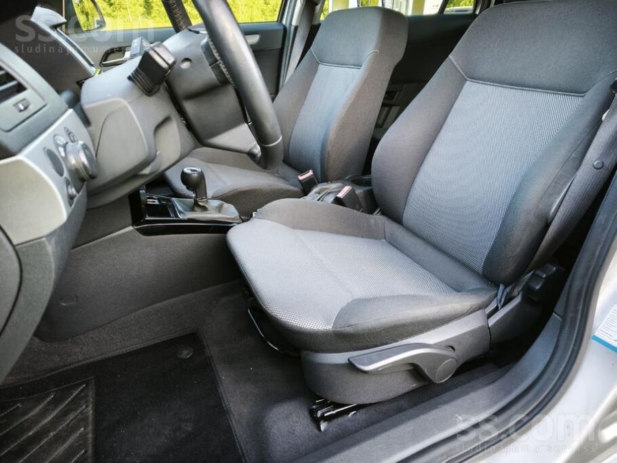 Grey Opel Astra 2010 in Kuldiga, with an engine capacity of 1.70 L and mileage of 263 thousand km for 3490 €, photo 17 on AUTOMOTO.COM.LV