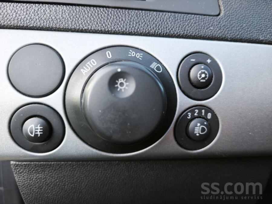 Grey Opel Astra 2010 in Kuldiga, with an engine capacity of 1.70 L and mileage of 263 thousand km for 3490 €, photo 18 on AUTOMOTO.COM.LV