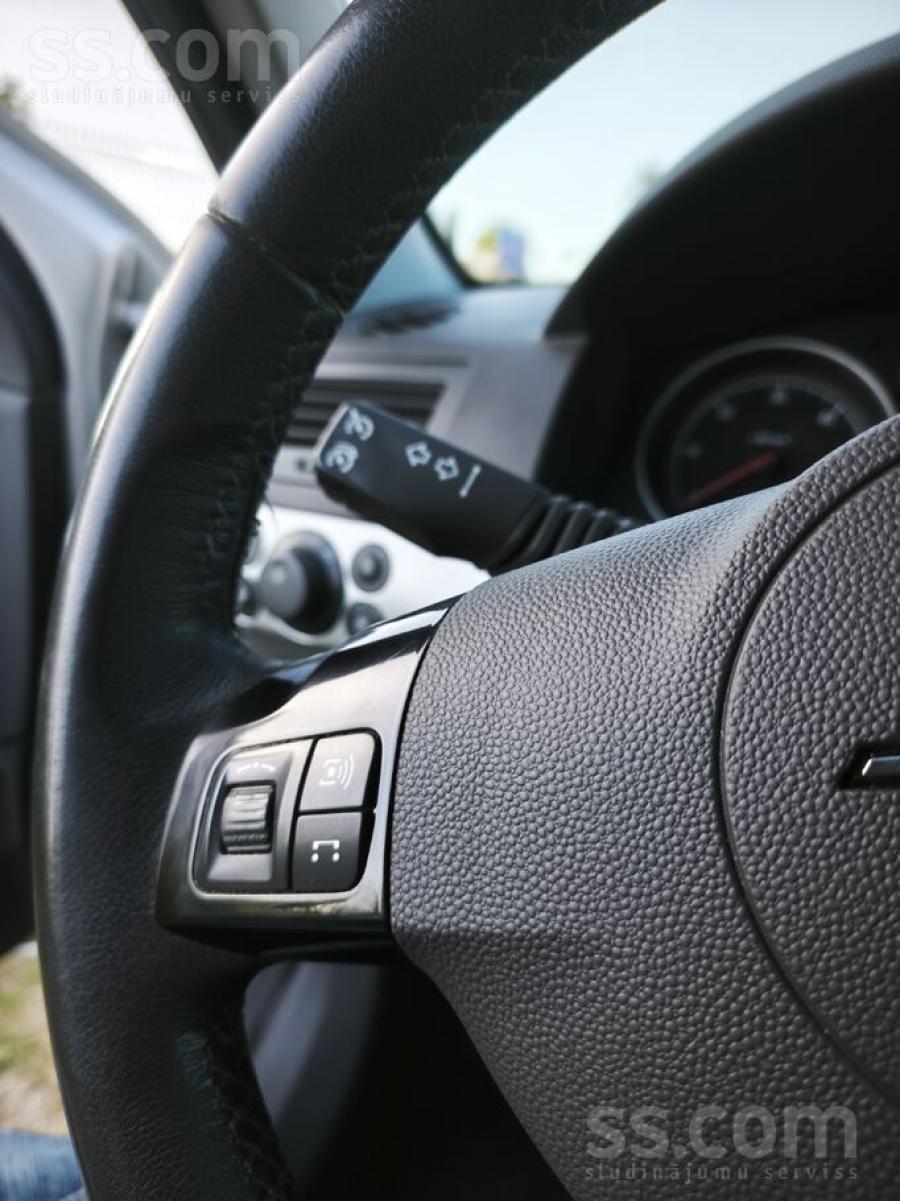 Grey Opel Astra 2010 in Kuldiga, with an engine capacity of 1.70 L and mileage of 263 thousand km for 3490 €, photo 20 on AUTOMOTO.COM.LV