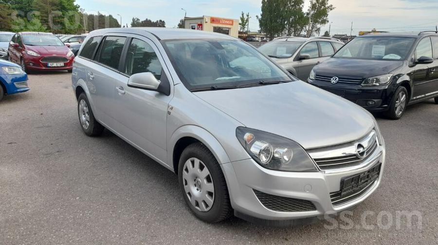 Grey Opel Astra 2010 in Riga, with an engine capacity of 1.90 L and mileage of 169 thousand km for 3000 €, photo 4 on AUTOMOTO.COM.LV