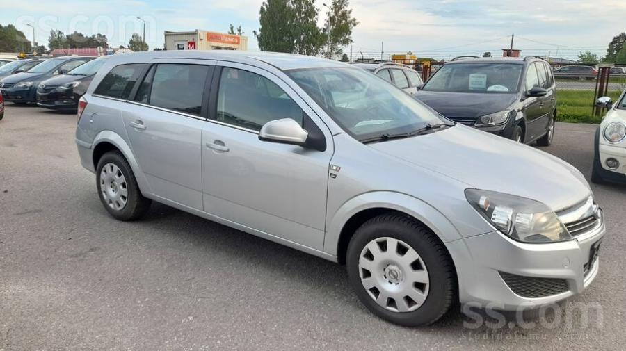 Grey Opel Astra 2010 in Riga, with an engine capacity of 1.90 L and mileage of 169 thousand km for 3000 €, photo 5 on AUTOMOTO.COM.LV
