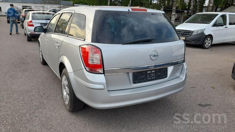 Grey Opel Astra 2010 in Riga, with an engine capacity of 1.90 L and mileage of 169 thousand km for 3000 €, photo 6 on AUTOMOTO.COM.LV