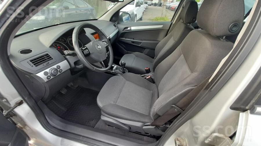 Grey Opel Astra 2010 in Riga, with an engine capacity of 1.90 L and mileage of 169 thousand km for 3000 €, photo 10 on AUTOMOTO.COM.LV