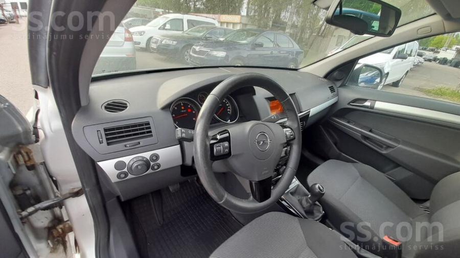Grey Opel Astra 2010 in Riga, with an engine capacity of 1.90 L and mileage of 169 thousand km for 3000 €, photo 11 on AUTOMOTO.COM.LV