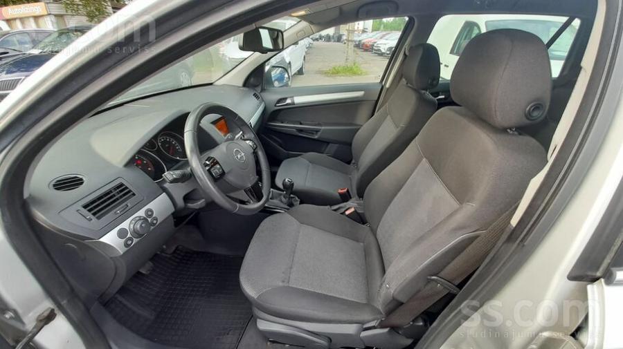 Grey Opel Astra 2010 in Riga, with an engine capacity of 1.90 L and mileage of 169 thousand km for 3000 €, photo 13 on AUTOMOTO.COM.LV