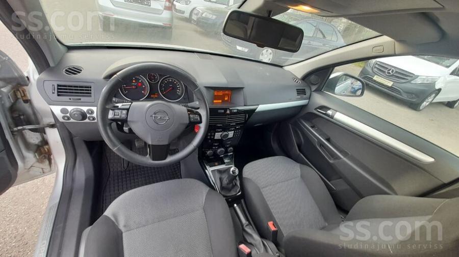 Grey Opel Astra 2010 in Riga, with an engine capacity of 1.90 L and mileage of 169 thousand km for 3000 €, photo 22 on AUTOMOTO.COM.LV