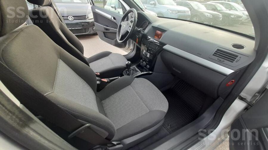 Grey Opel Astra 2010 in Riga, with an engine capacity of 1.90 L and mileage of 169 thousand km for 3000 €, photo 24 on AUTOMOTO.COM.LV
