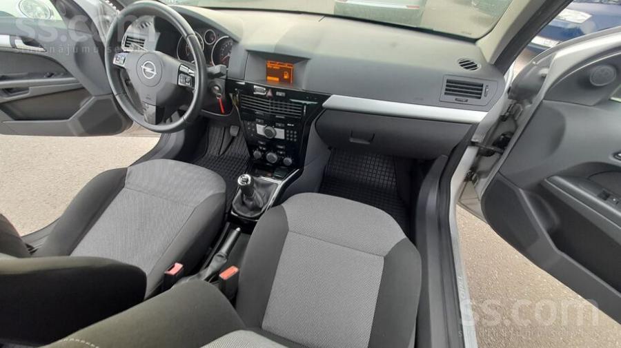 Grey Opel Astra 2010 in Riga, with an engine capacity of 1.90 L and mileage of 169 thousand km for 3000 €, photo 29 on AUTOMOTO.COM.LV