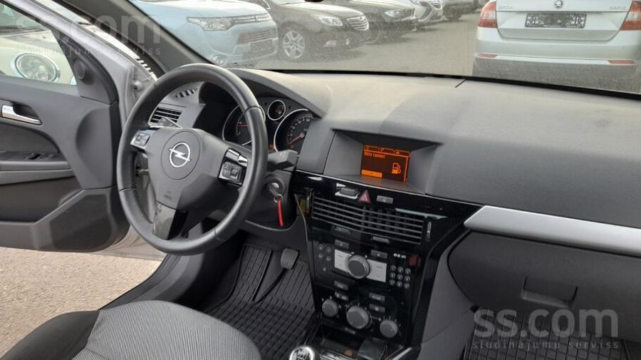 Grey Opel Astra 2010 in Riga, with an engine capacity of 1.90 L and mileage of 169 thousand km for 3000 €, photo 30 on AUTOMOTO.COM.LV