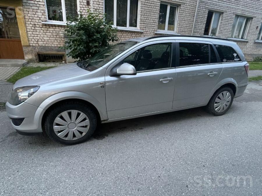 Grey Opel Astra 2010 in Cesis, with an engine capacity of 1.70 L and mileage of 320 thousand km for 600 €, photo 1 on AUTOMOTO.COM.LV