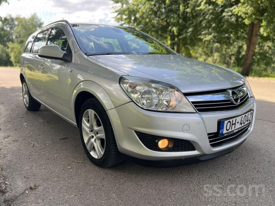 Grey Opel Astra 2010 in Rezekne, with an engine capacity of 1.70 L and mileage of 236 thousand km for 2950 €, photo 4 on AUTOMOTO.COM.LV