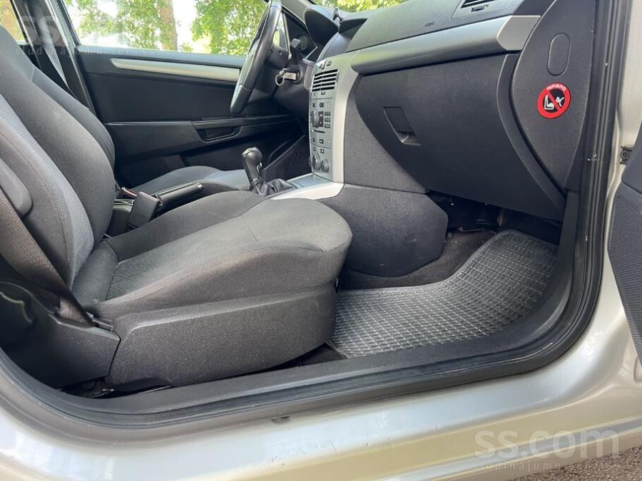 Grey Opel Astra 2010 in Rezekne, with an engine capacity of 1.70 L and mileage of 236 thousand km for 2950 €, photo 10 on AUTOMOTO.COM.LV