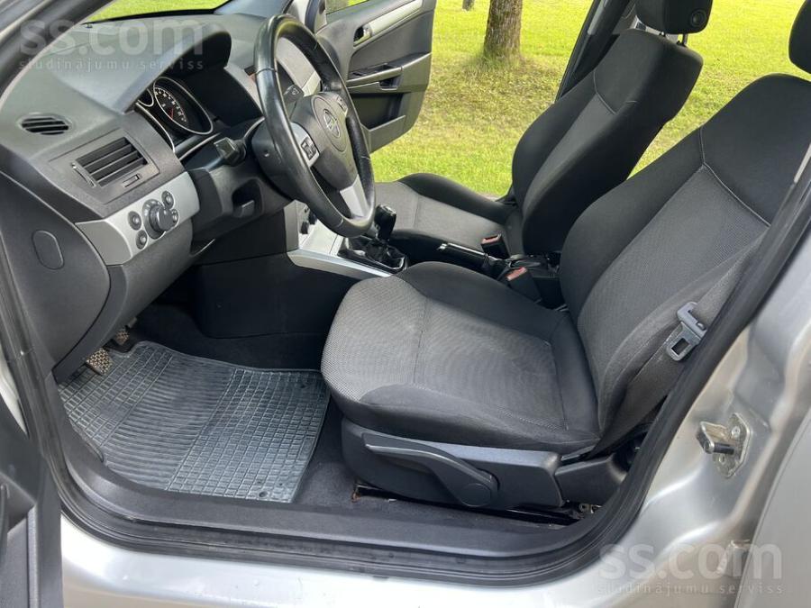 Grey Opel Astra 2010 in Rezekne, with an engine capacity of 1.70 L and mileage of 236 thousand km for 2950 €, photo 11 on AUTOMOTO.COM.LV