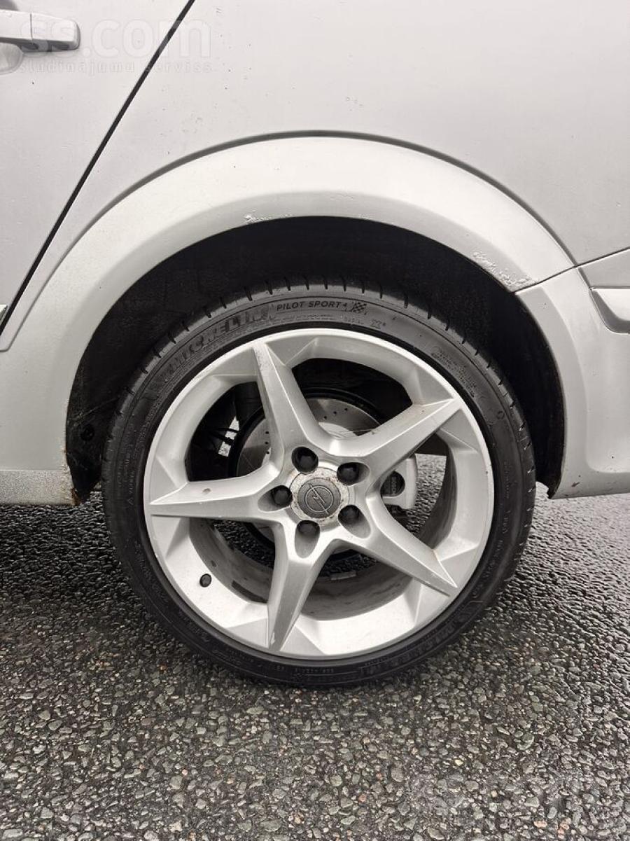 Grey Opel Astra 2010 in Rezekne, with an engine capacity of 1.70 L and mileage of 400 thousand km for 1550 €, photo 4 on AUTOMOTO.COM.LV