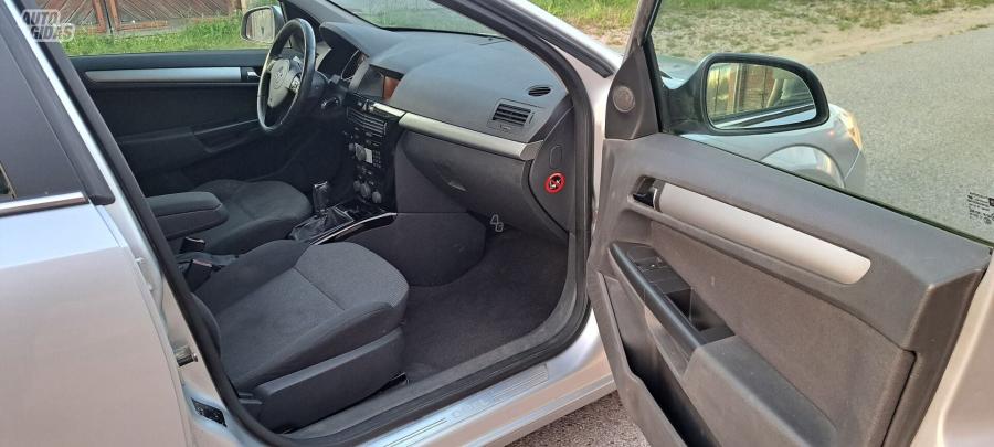 Grey Opel Astra 2010 in Druskininkai, with an engine capacity of 1.70 L and mileage of 245 thousand km for 400 €, photo 13 on AUTOMOTO.COM.LV