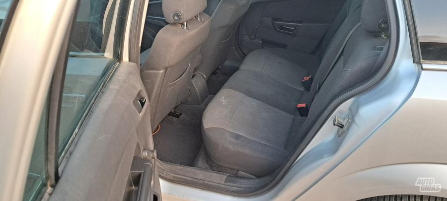 Grey Opel Astra 2010 in Druskininkai, with an engine capacity of 1.70 L and mileage of 245 thousand km for 400 €, photo 15 on AUTOMOTO.COM.LV