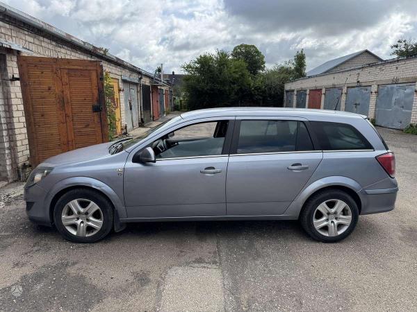Pelēks Opel Astra 2010 Rokiškis, ar dzinēja tilpumu 1.69 L un nobraukumu 273 tūkst. km par 1700 €, foto 2 vietnē AUTOMOTO.COM.LV
