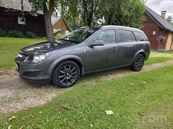 Grey Opel Astra 2010 in Riga, with an engine capacity of 1.70 L and mileage of 214 thousand km for 3000 €, photo 3 on AUTOMOTO.COM.LV