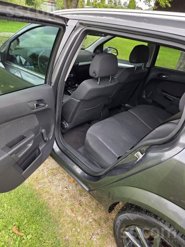 Grey Opel Astra 2010 in Riga, with an engine capacity of 1.70 L and mileage of 214 thousand km for 3000 €, photo 10 on AUTOMOTO.COM.LV