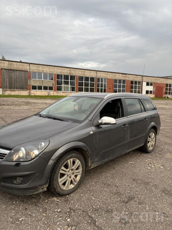 Pelēks Opel Astra 2010 Limbaži, ar dzinēja tilpumu 1.70 L un nobraukumu 352 tūkst. km par 1700 €, foto 1 vietnē AUTOMOTO.COM.LV