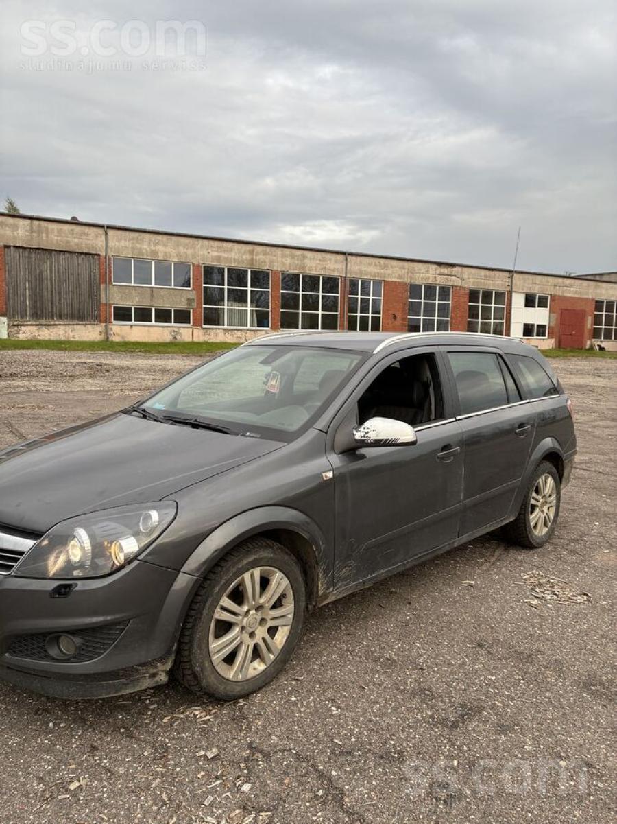 Grey Opel Astra 2010 in Limbazi, with an engine capacity of 1.70 L and mileage of 352 thousand km for 1700 €, photo 1 on AUTOMOTO.COM.LV