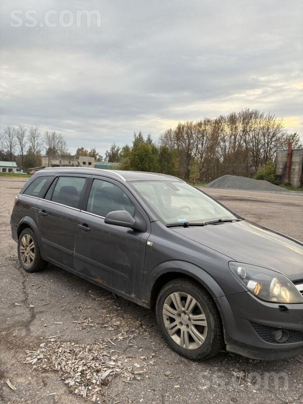 Pelēks Opel Astra 2010 Limbaži, ar dzinēja tilpumu 1.70 L un nobraukumu 352 tūkst. km par 1700 €, foto 3 vietnē AUTOMOTO.COM.LV