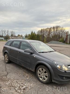 Grey Opel Astra 2010 in Limbazi, with an engine capacity of 1.70 L and mileage of 352 thousand km for 1700 €, photo 3 on AUTOMOTO.COM.LV