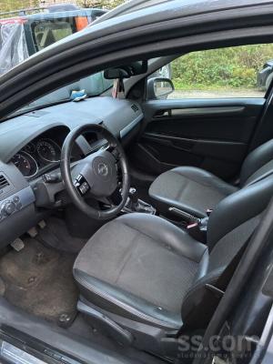Grey Opel Astra 2010 in Limbazi, with an engine capacity of 1.70 L and mileage of 352 thousand km for 1700 €, photo 6 on AUTOMOTO.COM.LV