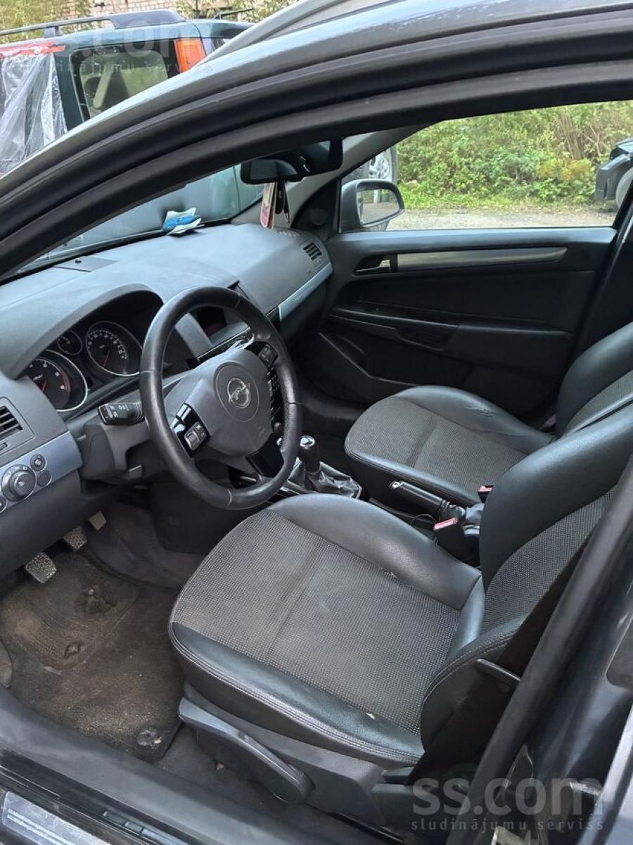 Grey Opel Astra 2010 in Limbazi, with an engine capacity of 1.70 L and mileage of 352 thousand km for 1700 €, photo 6 on AUTOMOTO.COM.LV