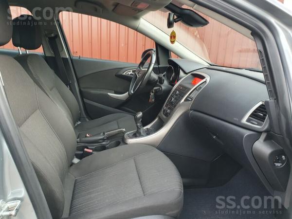 Grey Opel Astra 2011 in Liepaja, with an engine capacity of 1.70 L and mileage of 254 thousand km for 400 €, photo 3 on AUTOMOTO.COM.LV