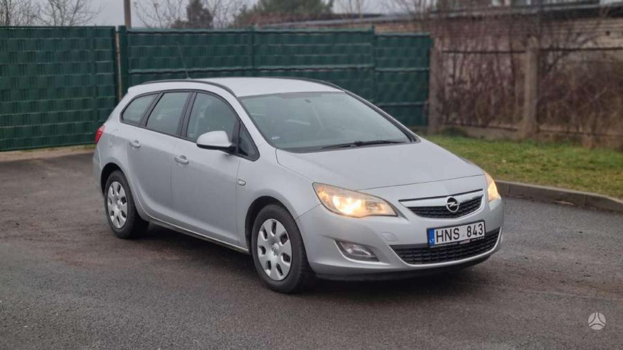Grey Opel Astra 2011 in Vilnius, with an engine capacity of 1.69 L and mileage of 288 thousand km for 3200 €, photo 1 on AUTOMOTO.COM.LV