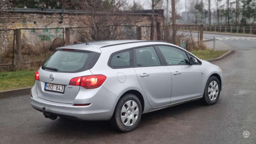 Grey Opel Astra 2011 in Vilnius, with an engine capacity of 1.69 L and mileage of 288 thousand km for 3200 €, photo 3 on AUTOMOTO.COM.LV