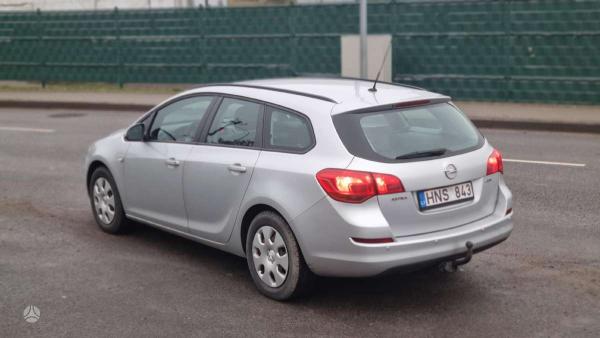 Grey Opel Astra 2011 in Vilnius, with an engine capacity of 1.69 L and mileage of 288 thousand km for 3200 €, photo 4 on AUTOMOTO.COM.LV