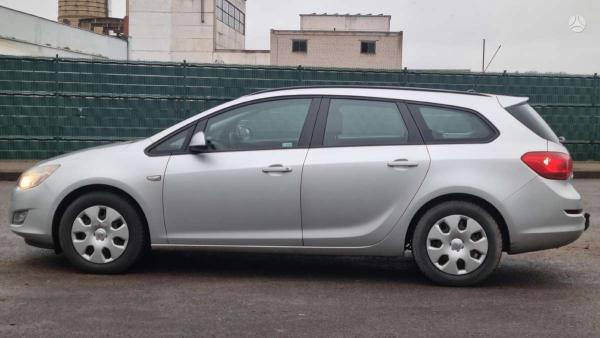 Grey Opel Astra 2011 in Vilnius, with an engine capacity of 1.69 L and mileage of 288 thousand km for 3200 €, photo 5 on AUTOMOTO.COM.LV