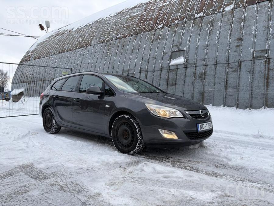 Grey Opel Astra 2011 in Valmiera, with an engine capacity of 1.70 L and mileage of 212 thousand km for 3300 €, photo 1 on AUTOMOTO.COM.LV