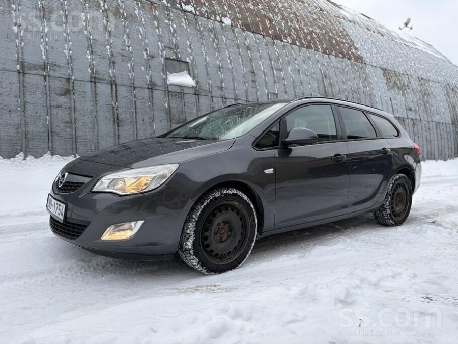 Grey Opel Astra 2011 in Valmiera, with an engine capacity of 1.70 L and mileage of 212 thousand km for 3300 €, photo 2 on AUTOMOTO.COM.LV