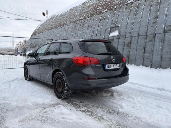 Grey Opel Astra 2011 in Valmiera, with an engine capacity of 1.70 L and mileage of 212 thousand km for 3300 €, photo 3 on AUTOMOTO.COM.LV