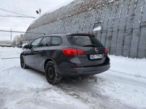 Grey Opel Astra 2011 in Valmiera, with an engine capacity of 1.70 L and mileage of 212 thousand km for 3300 €, photo 3 on AUTOMOTO.COM.LV