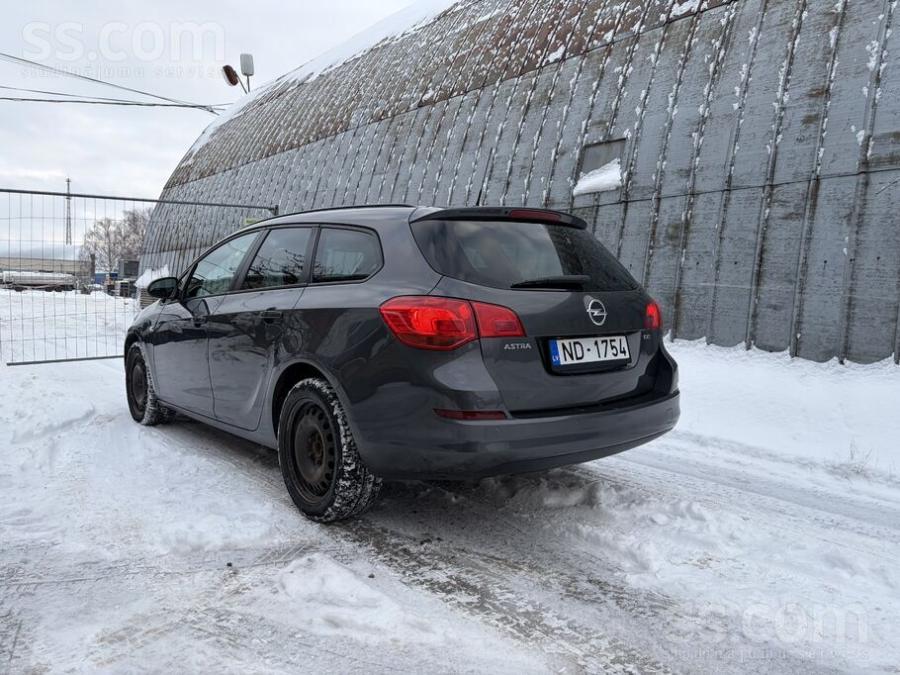 Grey Opel Astra 2011 in Valmiera, with an engine capacity of 1.70 L and mileage of 212 thousand km for 3300 €, photo 3 on AUTOMOTO.COM.LV
