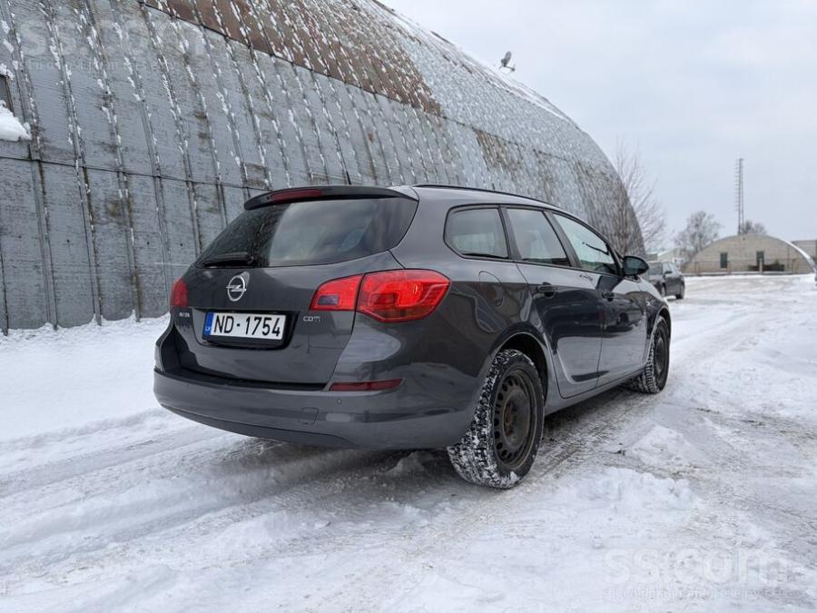 Grey Opel Astra 2011 in Valmiera, with an engine capacity of 1.70 L and mileage of 212 thousand km for 3300 €, photo 4 on AUTOMOTO.COM.LV