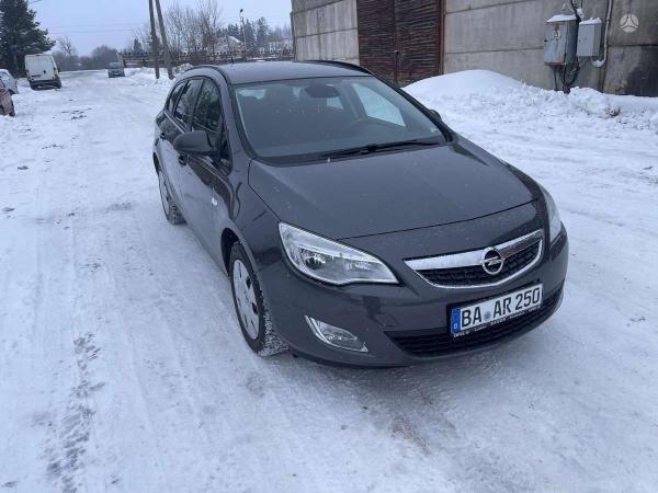 Grey Opel Astra 2011 in Kupiskis, with an engine capacity of 1.36 L and mileage of 140 thousand km for 2650 €, photo 2 on AUTOMOTO.COM.LV