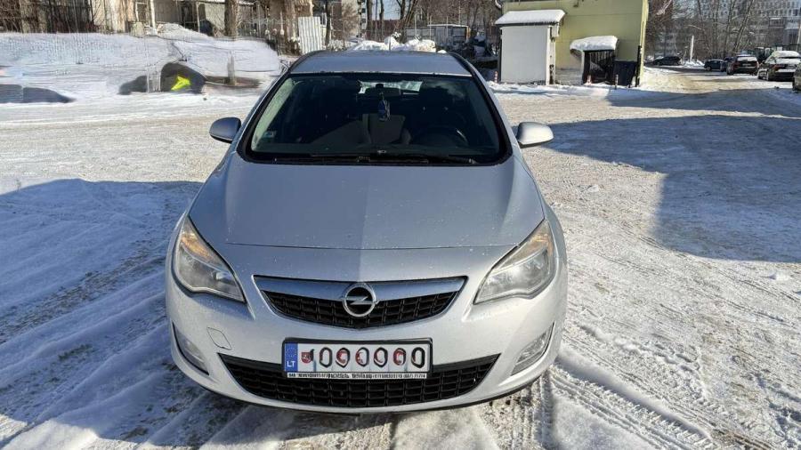 Grey Opel Astra 2011 in Vilnius, with an engine capacity of 1.69 L and mileage of 327 thousand km for 2500 €, photo 2 on AUTOMOTO.COM.LV