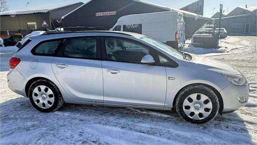 Grey Opel Astra 2011 in Vilnius, with an engine capacity of 1.69 L and mileage of 327 thousand km for 2500 €, photo 4 on AUTOMOTO.COM.LV