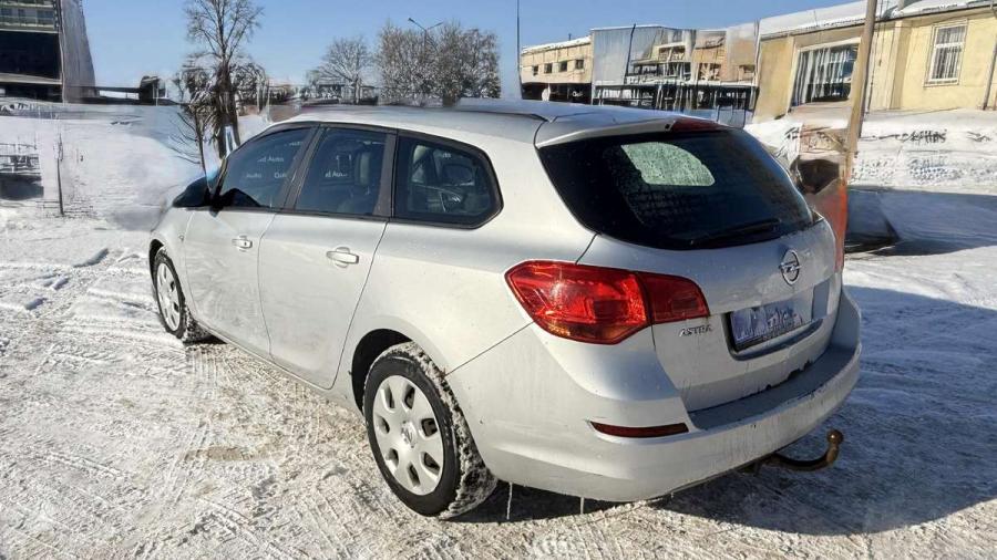 Grey Opel Astra 2011 in Vilnius, with an engine capacity of 1.69 L and mileage of 327 thousand km for 2500 €, photo 7 on AUTOMOTO.COM.LV