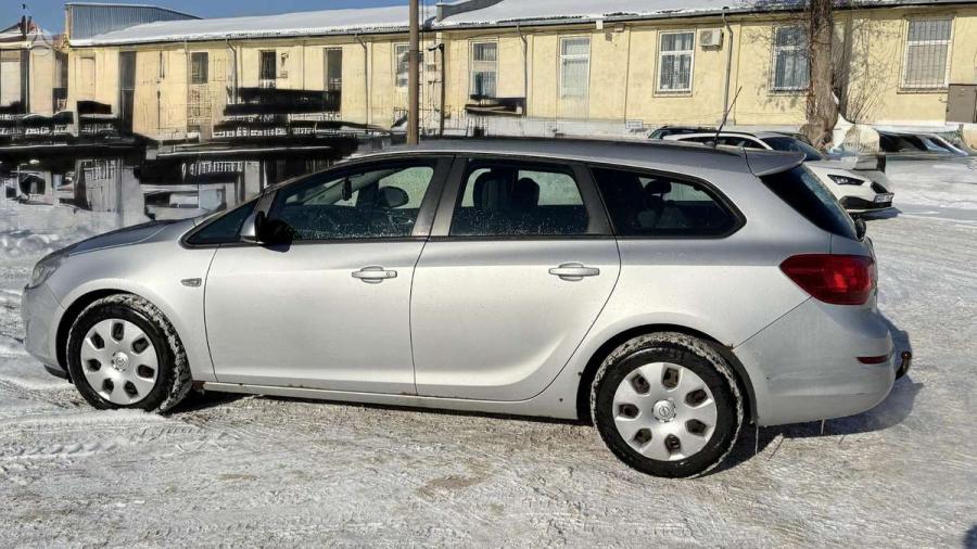 Grey Opel Astra 2011 in Vilnius, with an engine capacity of 1.69 L and mileage of 327 thousand km for 2500 €, photo 8 on AUTOMOTO.COM.LV