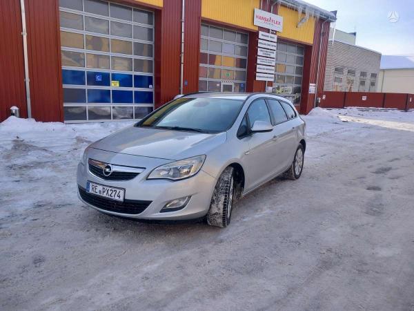 Grey Opel Astra 2011 in Kedainiai, with an engine capacity of 1.69 L and mileage of 264 thousand km for 3400 €, photo 3 on AUTOMOTO.COM.LV