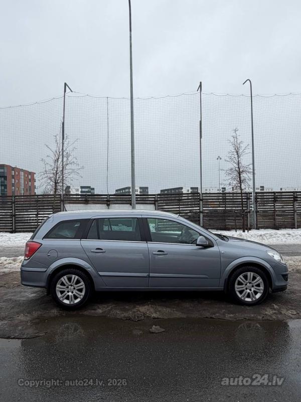Grey Opel Astra 2011 in Tallinn, with an engine capacity of 1.60 L and mileage of 203 thousand km for 1999 €, photo 4 on AUTOMOTO.COM.LV